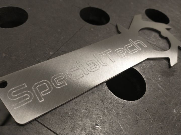 Zaokrąglanie detali z wygrawerowanym logo | Realizacje | Specialtech